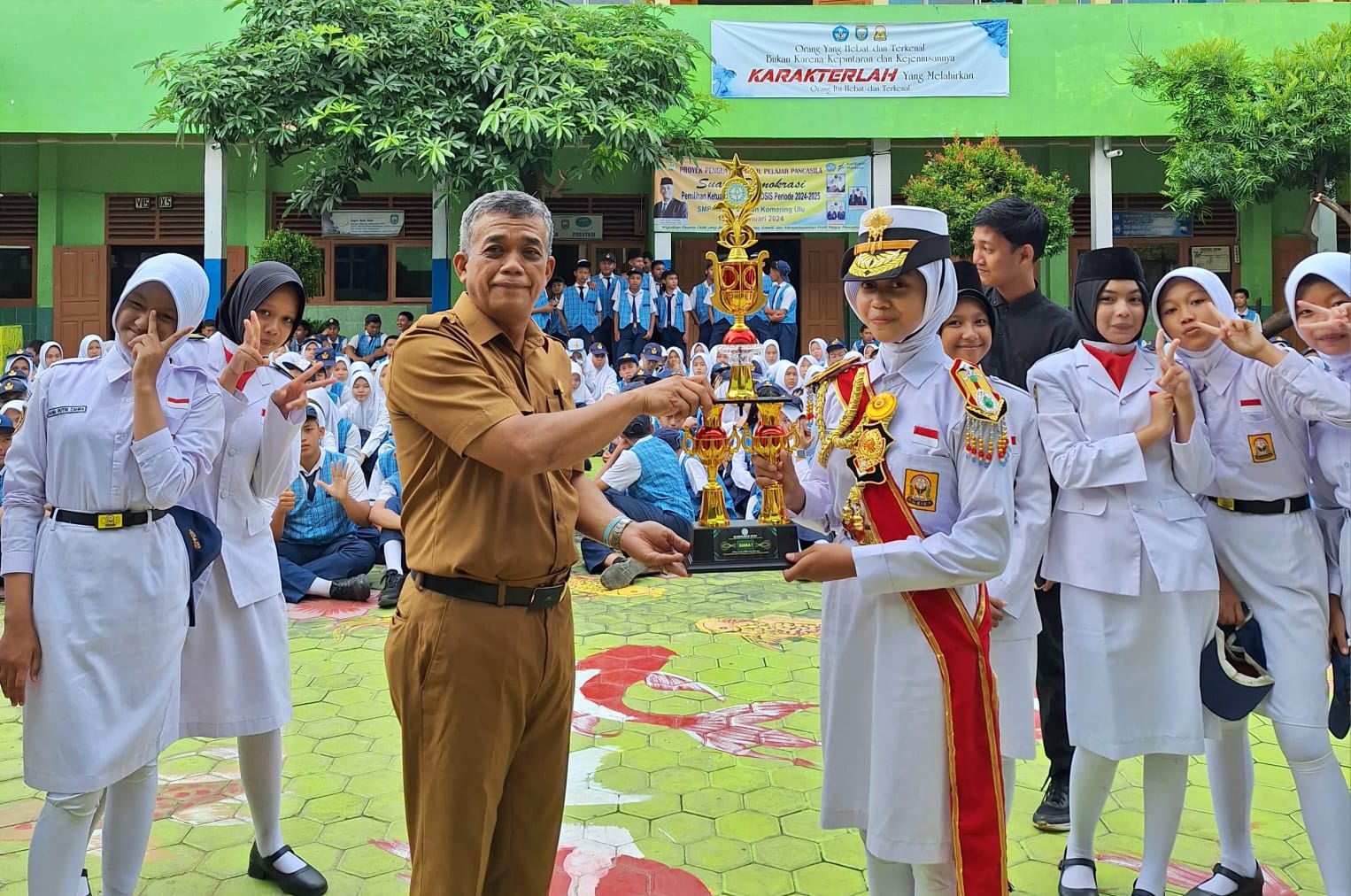 Ikuti Lomba PBB Tingkat SMP & SMA Se OKU, SMPN 2 OKU Juara Umum dan Boyong Piala Bergilir ...