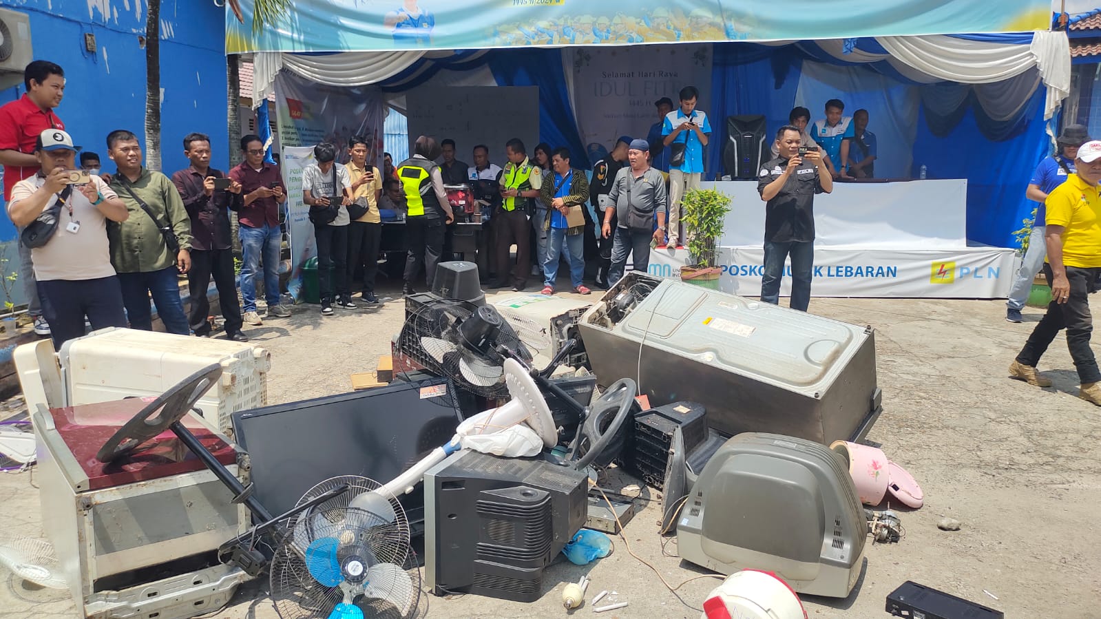 Geruduk Kantor PLN , Masyarakat 3 Kecamatan Berikan Trophy Juara 1 Mati Lampu Kepada PLN UP ...