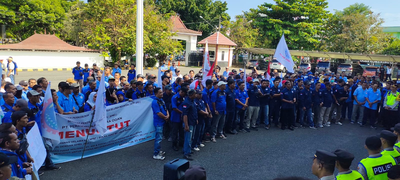Tuntut Pelunasan Gaji, Ratusan Karyawan PT Mitra Ogan Gelar Aksi Unjuk ... Tuntut Pelunasan Gaji, Ratusan Karyawan PT Mitra Ogan Gelar Aksi Unjuk ...