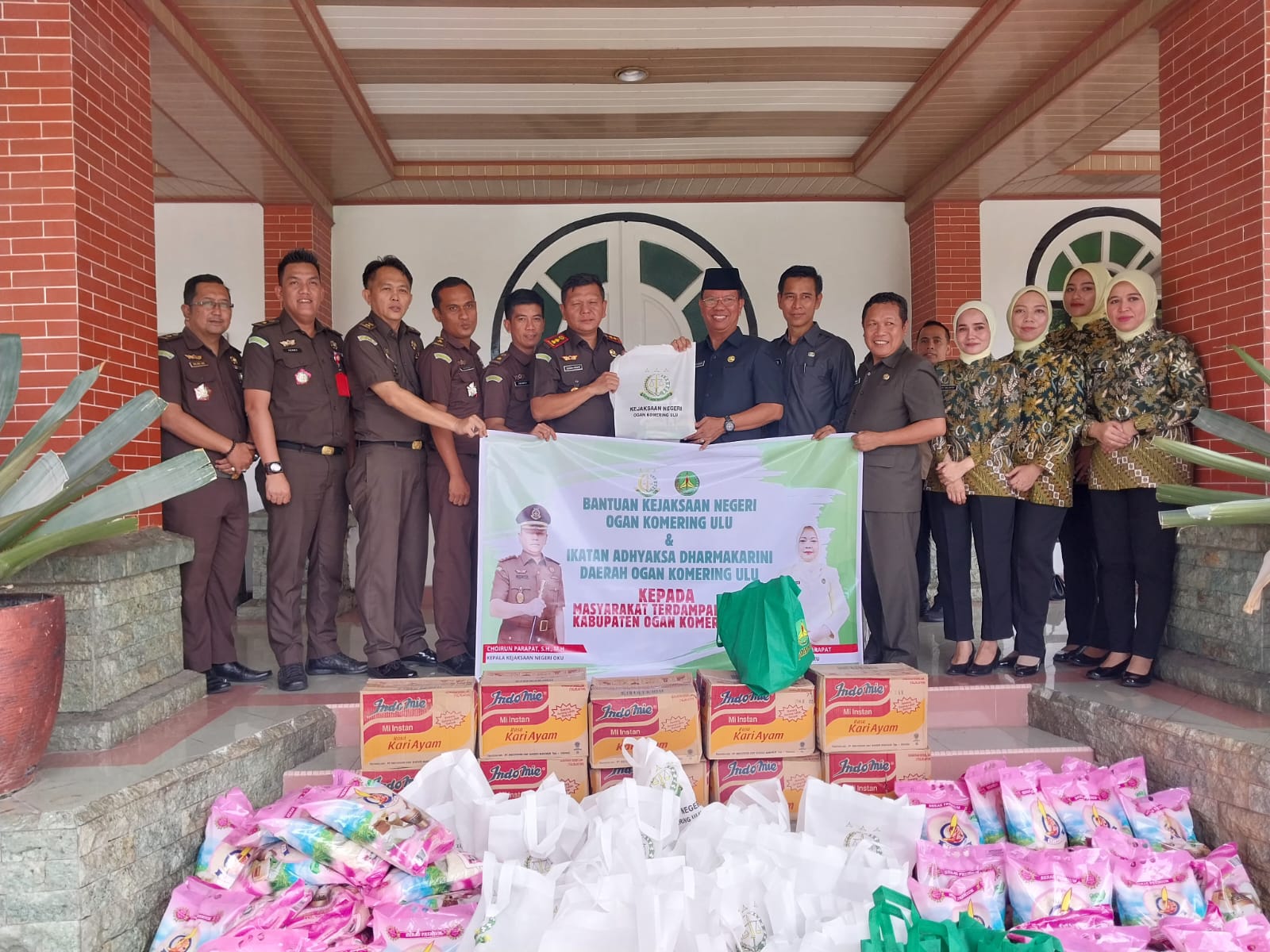 Turut Prihatin Terhadap Korban Bencana Banjir, Kejari dan IAD OKU Serahkan Bantuan Kepada Pemkab ...