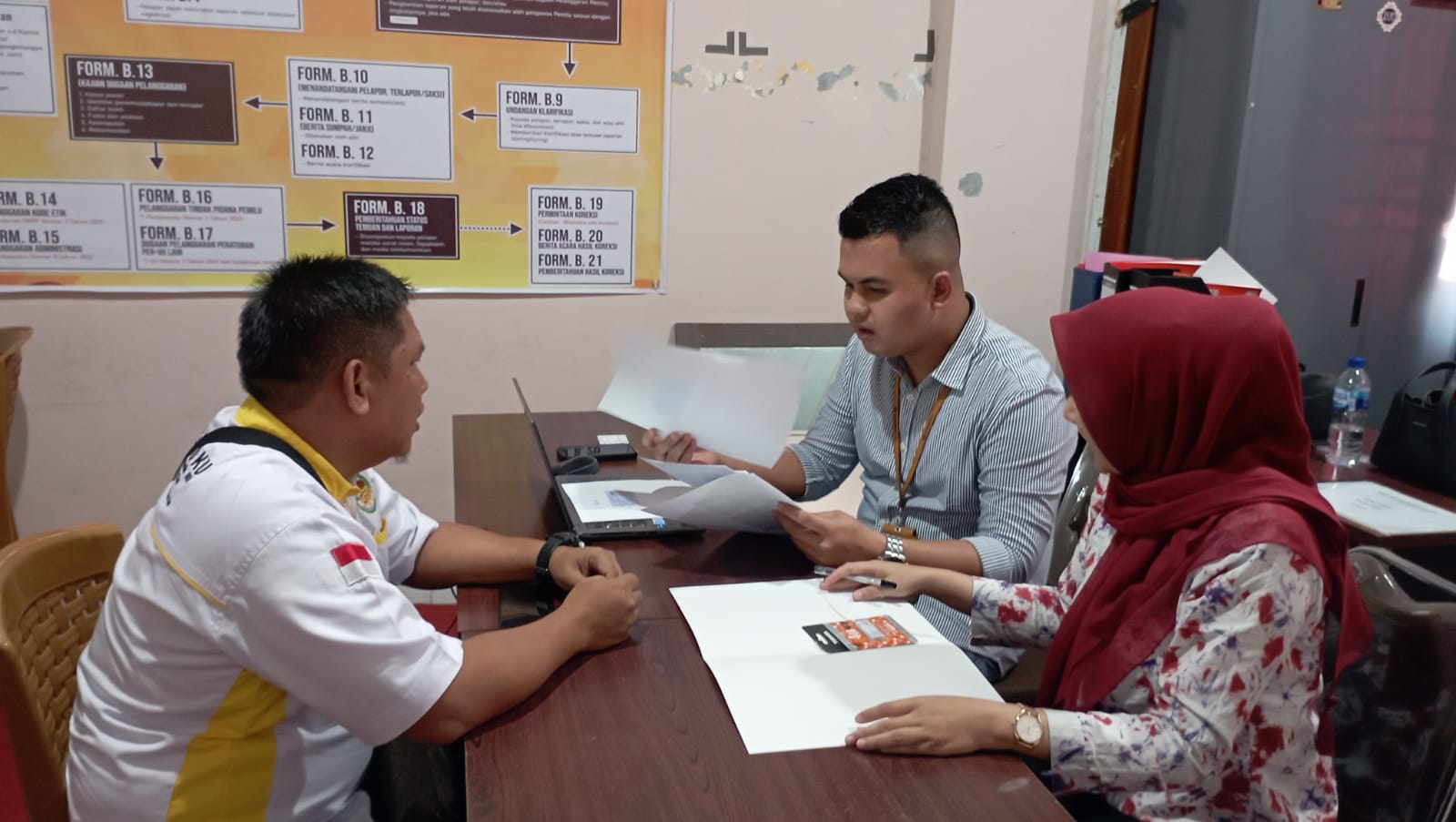 Jadi MC dan Ikut Kampanyekan Pasangan calon, Oknum ASN di OKU Dilaporkan Ke Bawaslu - Klikoku.id